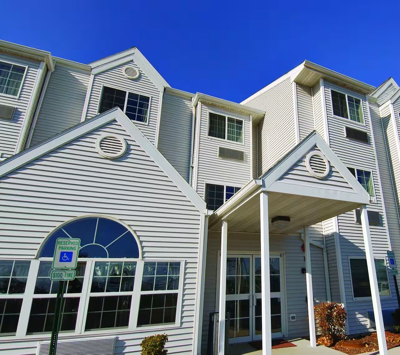 Red Lion Inn & Suites Elk Grove, Illinois, now open